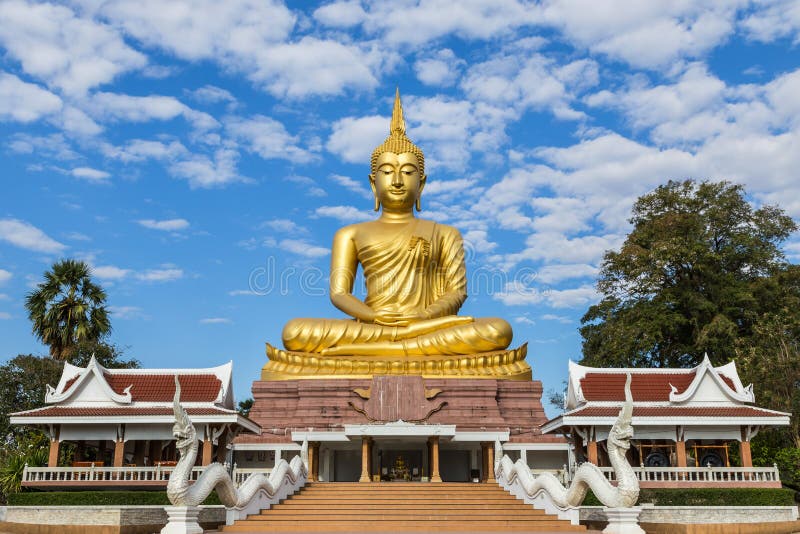 Stor Guld- Buddha Staty Med Hjulet Av Dhammaen Fotografering för ...