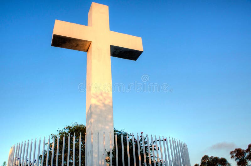 Korsa Som Ett Symbol Av Kristendomen Med Blå Himmel På Bakgrund ...