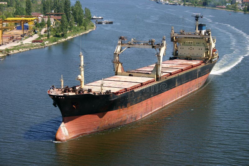 Stort Lastfartyg Som Ankommer I Port Fotografering för Bildbyråer ...