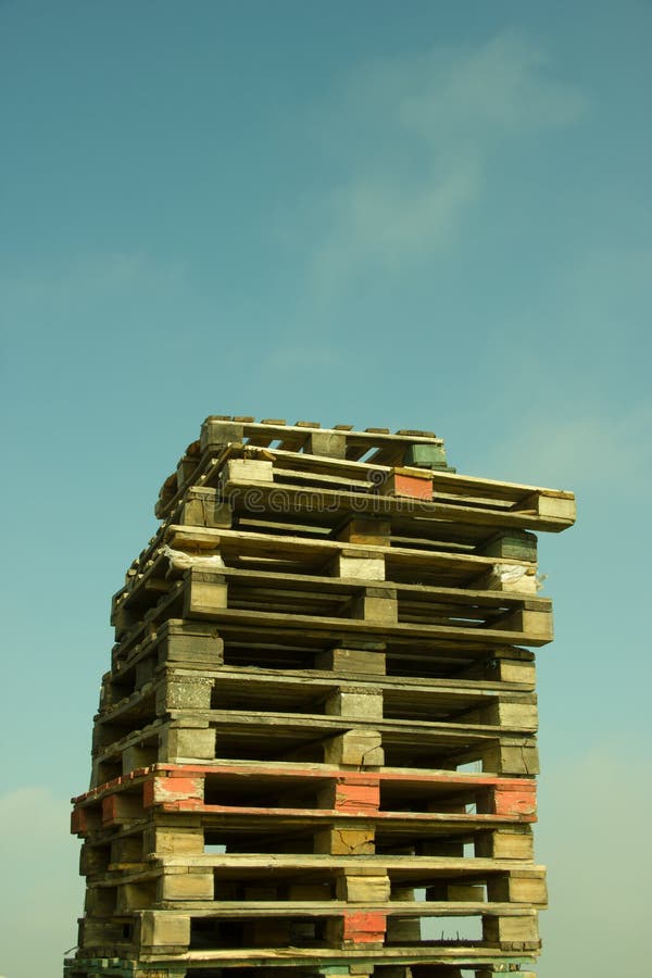 Stos palet drewnianych zdjęcie stock. Obraz złożonej z niebo - 42922192
