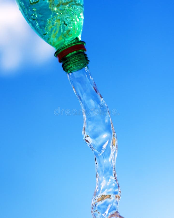 Explodierende Bierflasche stockfoto. Bild von flasche - 23211082