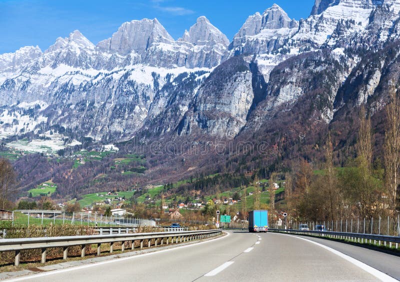 Tal Der Straße Im Frühjahr in Der Schweiz Stockbild - Bild von alpen ...