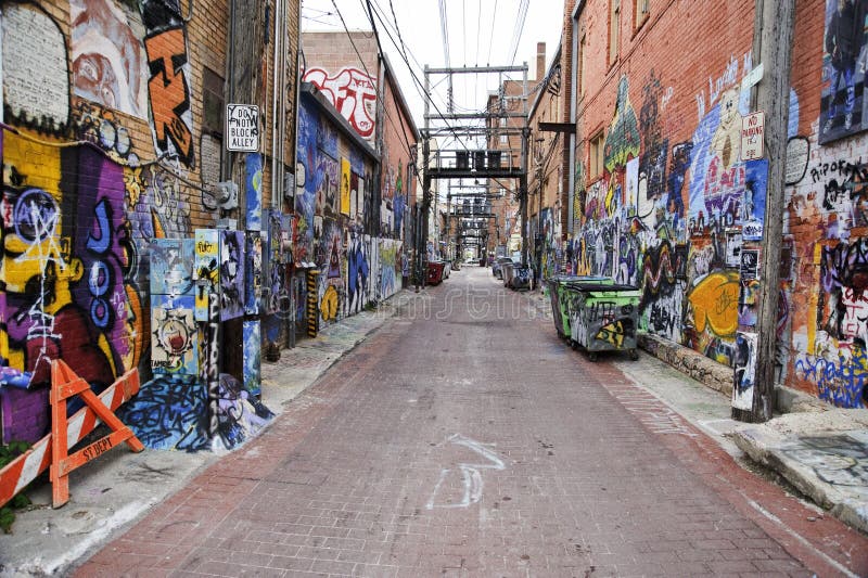 Straat Met Graffiti Op De Muren Redactionele Stock Foto - Image of verf ...