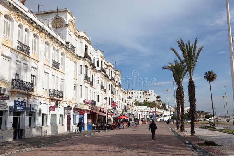 Straat in Tanger, Marokko redactionele afbeelding. Image of gebouwen ...