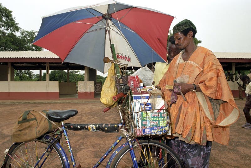 Straatverkoop En Koopwaar Op De Fiets Redactionele Fotografie - Image ...