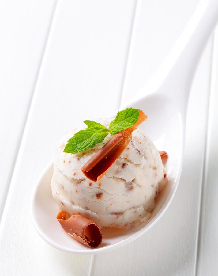 Stracciatella glass arkivfoto. Bild av kräm, krullning - 55559470