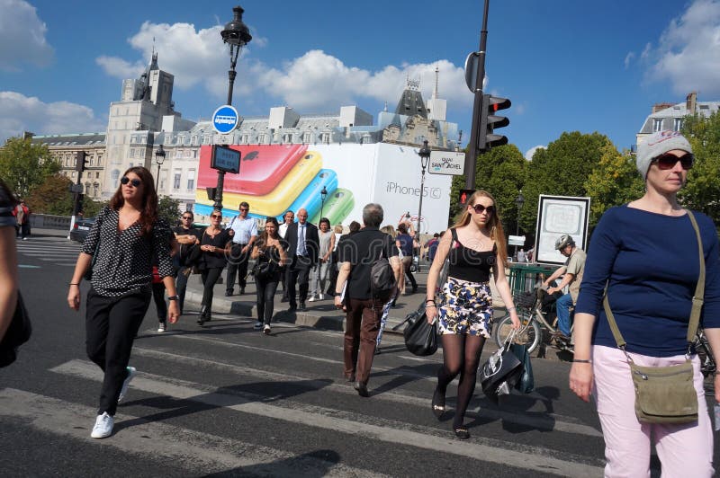 Strada affollata a Parigi immagine editoriale. Immagine di turisti ...