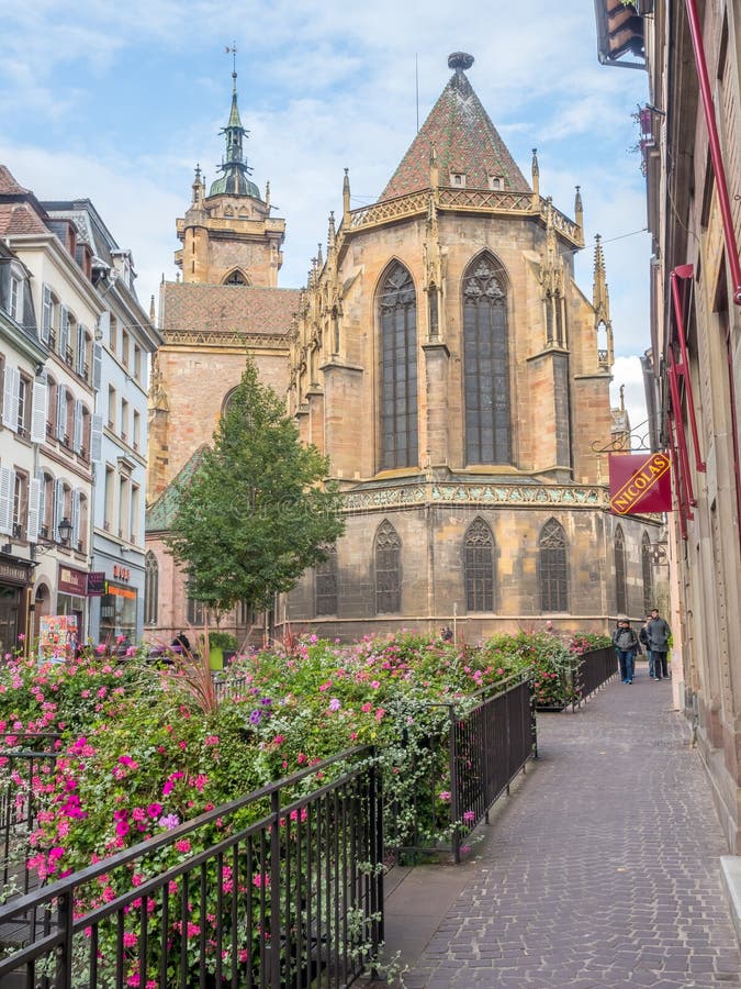 Strada Alla Chiesa Di StMartin a Colmar, Francia Immagine Stock ...