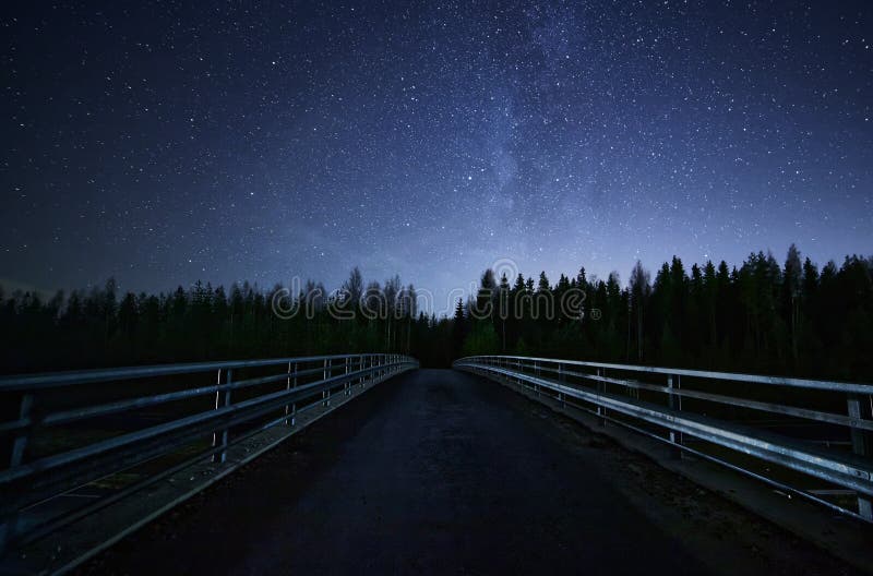 Strada alle stelle immagine stock. Immagine di sfondo - 70024707