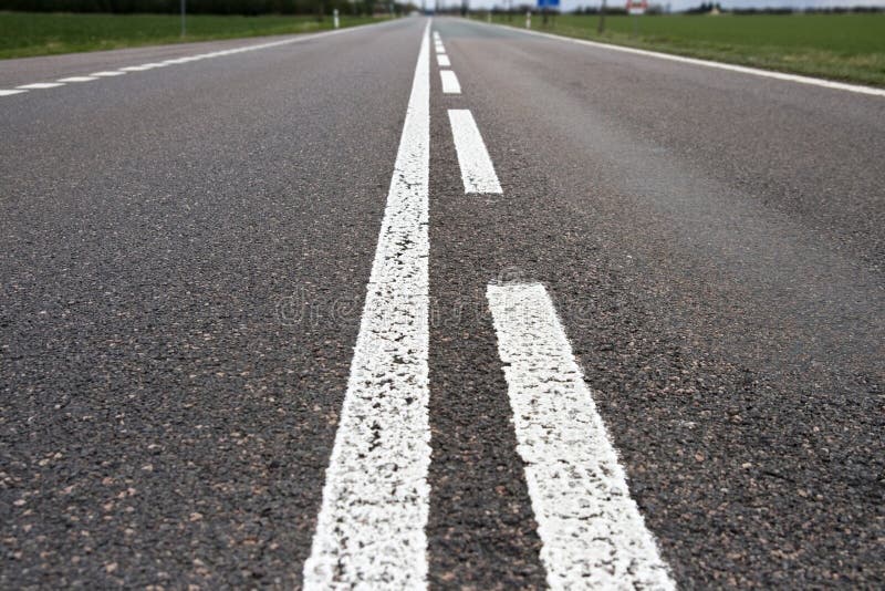 Strada Asfaltata Che Conduce Nei Segni Orizzontali Di Una Foresta ...