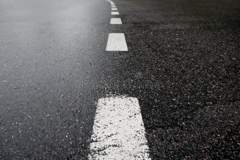 Strada Asfaltata Con Due Linee Gialle Ed Estratti Del Segno Del ...