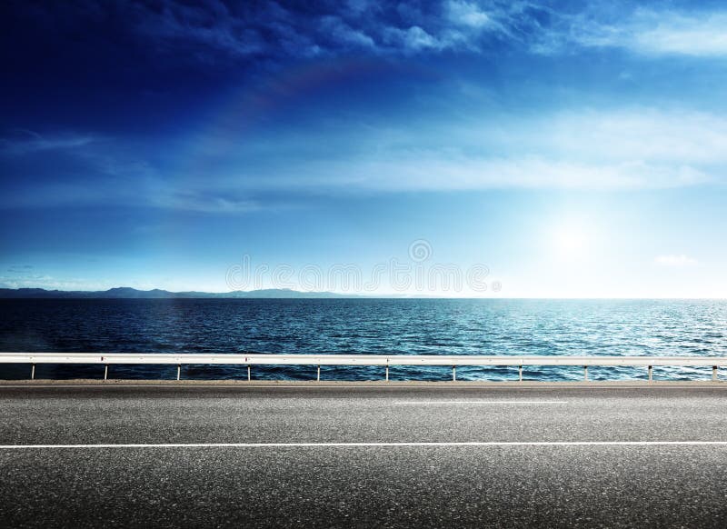 Strada asfaltata e mare fotografia stock. Immagine di isola - 34529208