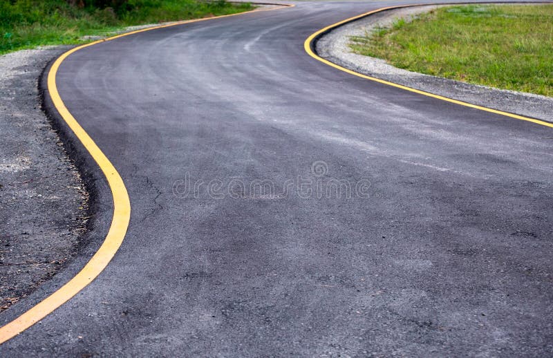 Strada Curva Con La Linea Gialla Immagine Stock - Immagine di closeup ...