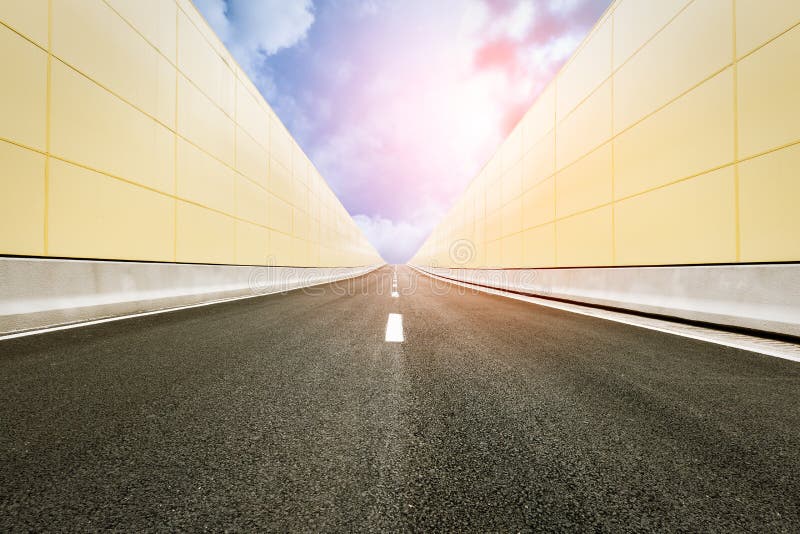 Strada Asfaltata Davanti Al Legno Verde Fotografia Stock - Immagine di ...