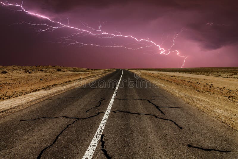 Strada Di Campagna Tempestosa Di Notte, Con Intensi Fulmini Fotografia ...