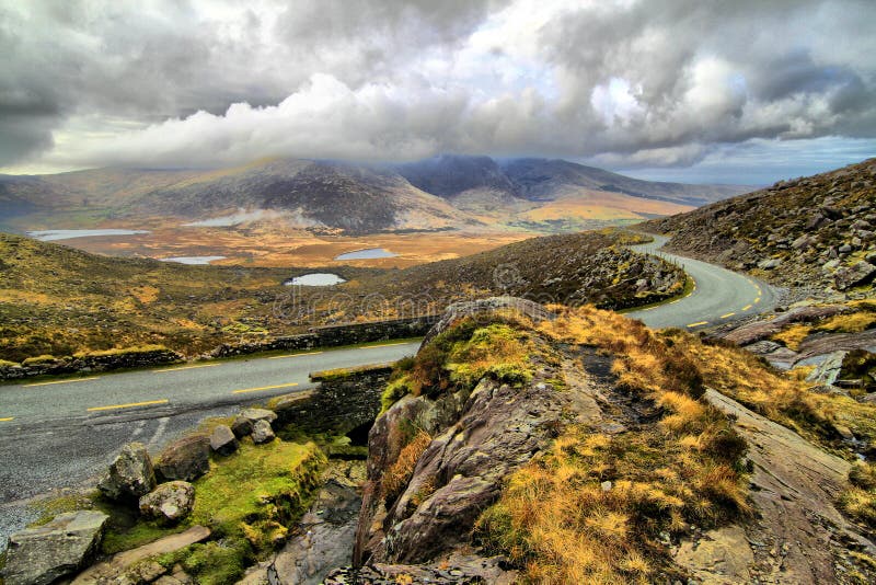 Strada in Colline Della Penisola Del Dingle Fotografia Stock - Immagine ...