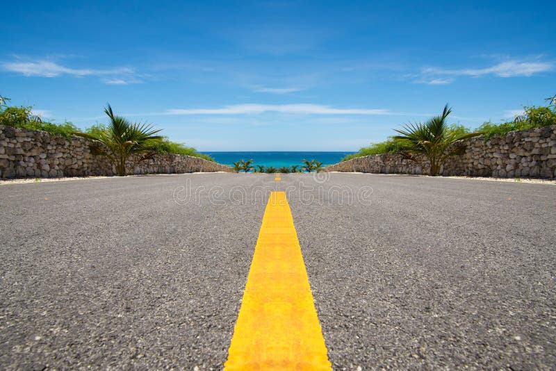 Strada Con Linea Gialla Che Termina in Un Mare Tropicale Immagine Stock ...