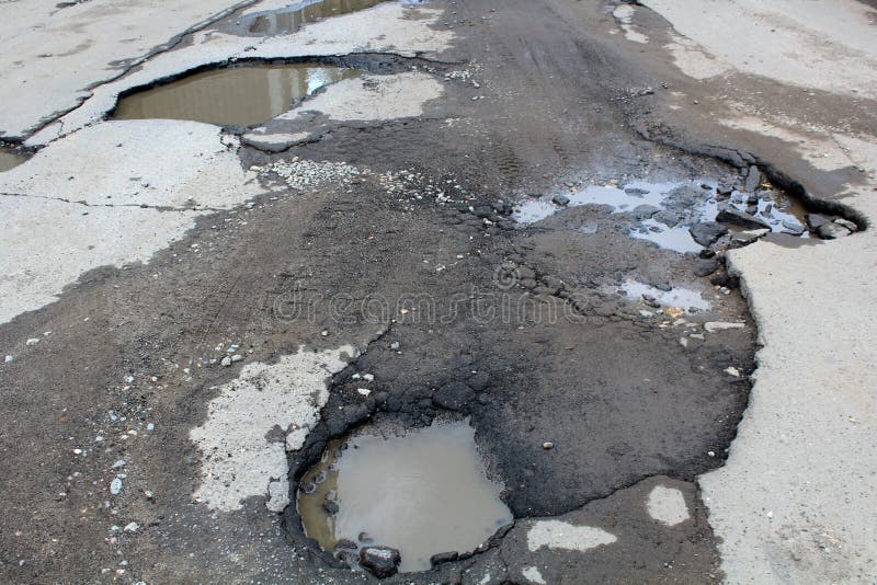 Strada Con Buche E Pozzanghere Fotografia Stock - Immagine di sfondo ...