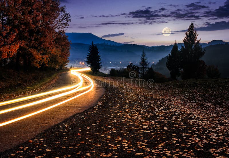 Strada Della Campagna Con Le Luci Dell'automobile Alla Notte Immagine ...