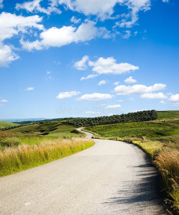 Collina Sulla Strada Con Il Segno Del Dosso Stradale Immagine Stock ...