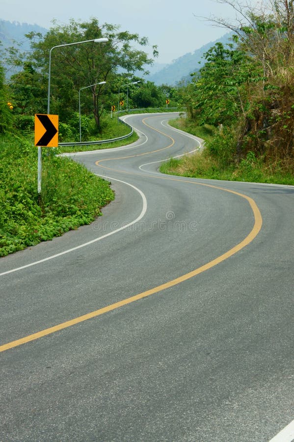 CURVA STRADALE immagine stock. Immagine di giorno, foresta - 30653837