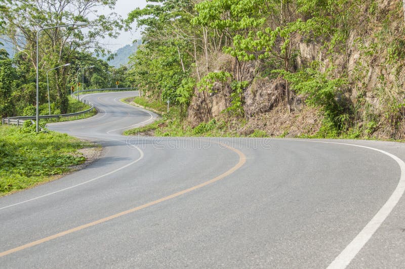 Strada della curva immagine stock. Immagine di montagna - 40502755
