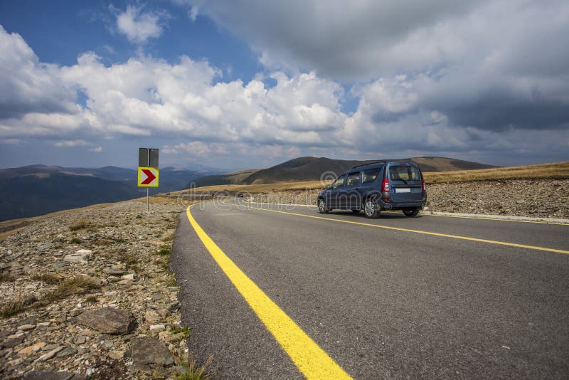 Collina Sulla Strada Con Il Segno Del Dosso Stradale Immagine Stock ...