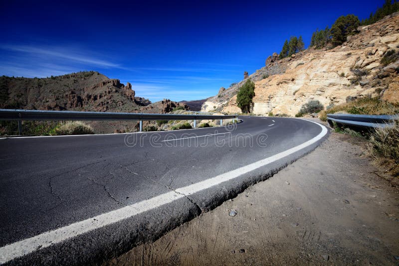 Strada della montagna fotografia stock. Immagine di montagna - 19387018