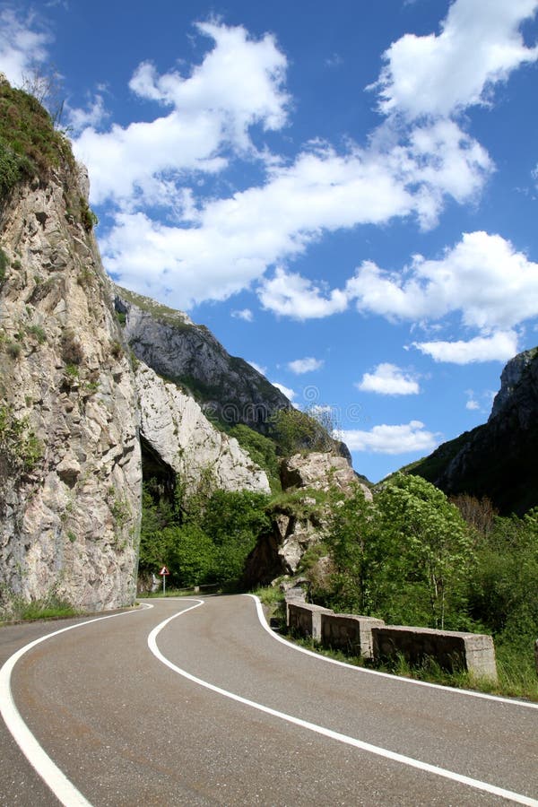 Strada della montagna fotografia stock. Immagine di europa - 32071850