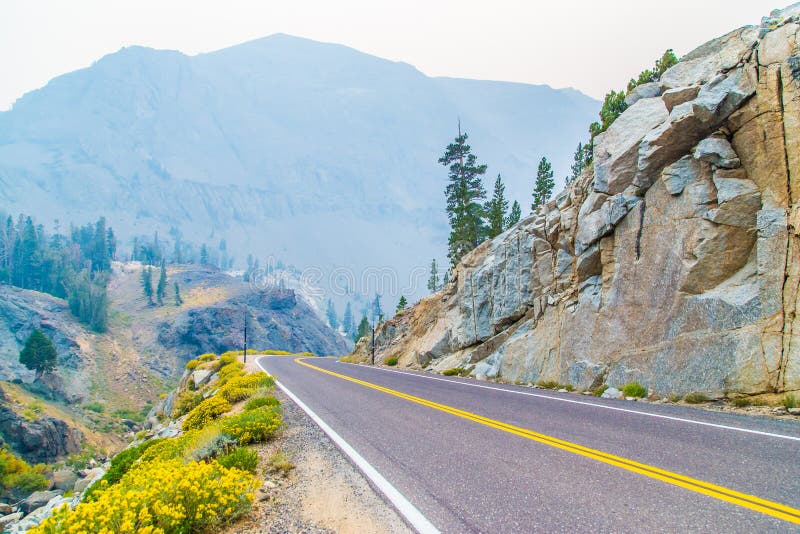 Strada di montagna fotografia stock. Immagine di primavera - 33956858