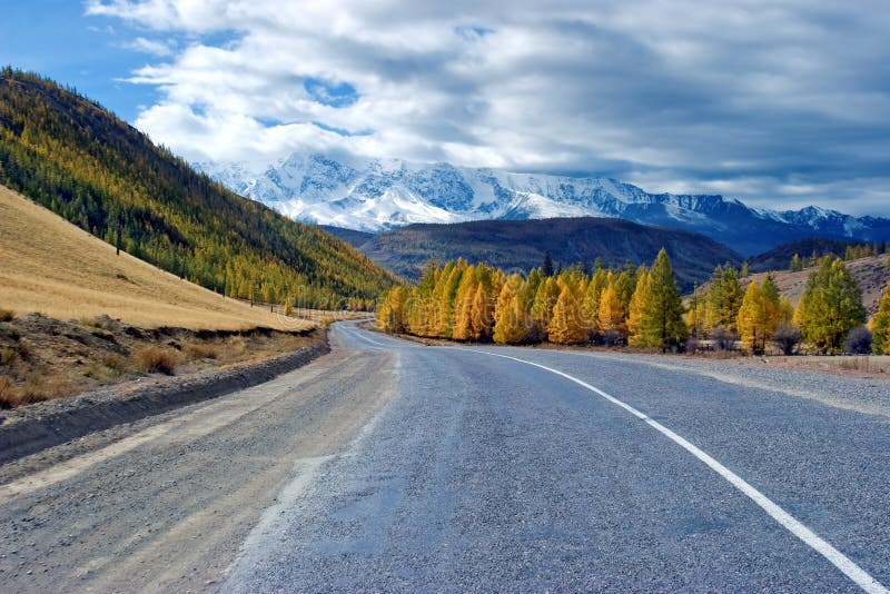 Strada Con Una Curva Stretta in Montagna Fotografia Stock - Immagine di ...