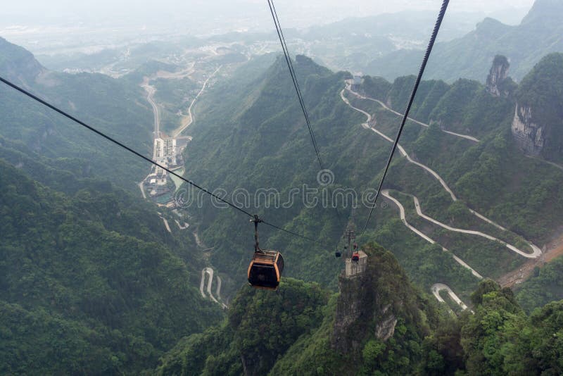 Funivia Sopra L'Avenida Cielo-Collegamento Nella Montagna Tianmen, Cina ...