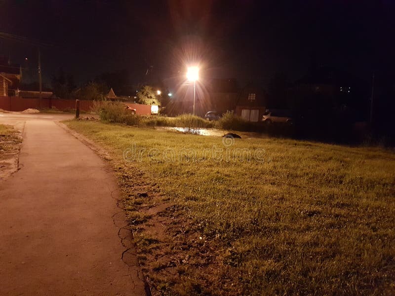 Strada di notte fotografia stock. Immagine di villaggio - 97706696