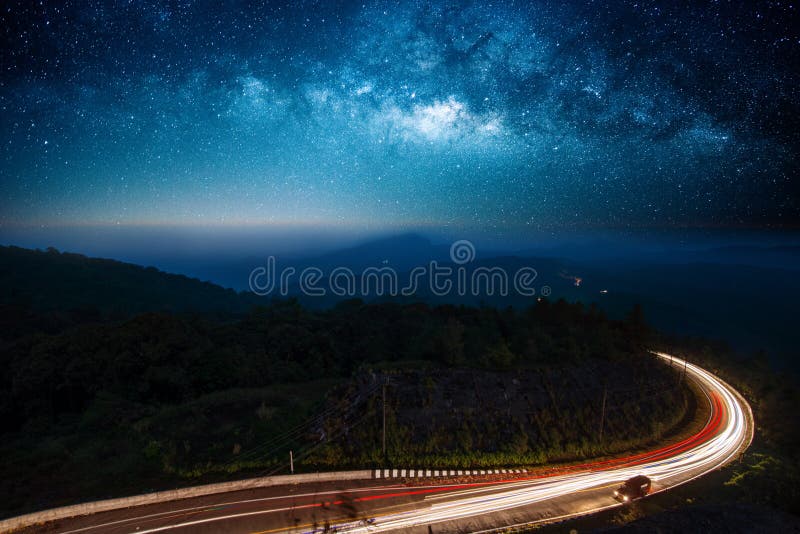 Strada di notte illuminata immagine stock. Immagine di grappolo - 100885683