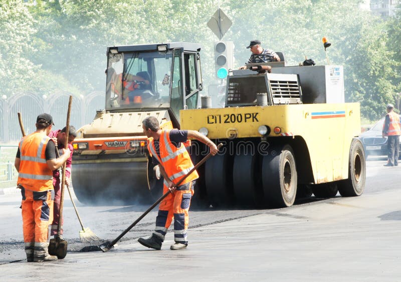 Strada Di Riparazioni Degli Operai Immagine Stock Editoriale - Immagine ...