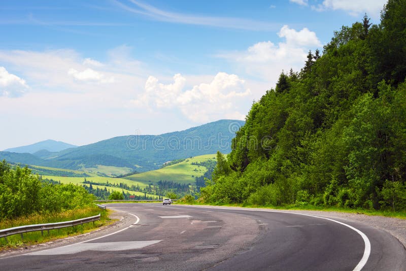 Strada Ed Automobile Curve in Montagne Fotografia Stock - Immagine di ...