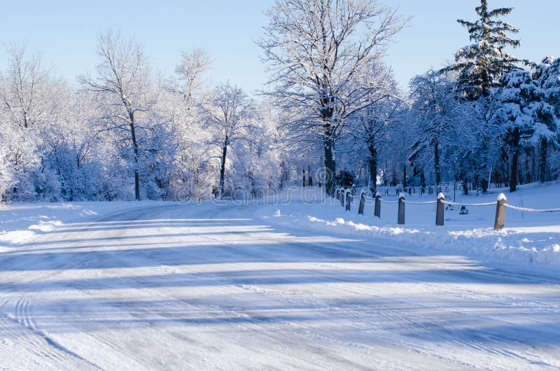 Strada innevata immagine stock. Immagine di strade, scena - 36910515