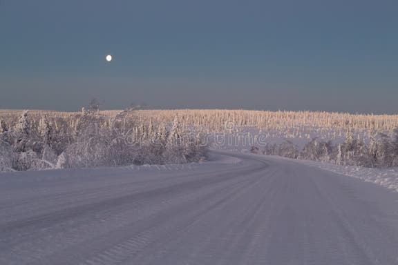 Strada innevata immagine stock. Immagine di glaciale - 69050025