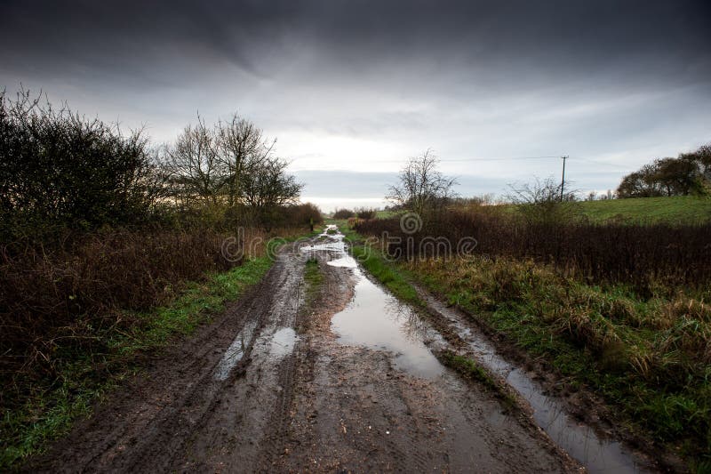 Strada poderale fangosa immagine stock. Immagine di campo - 63101421