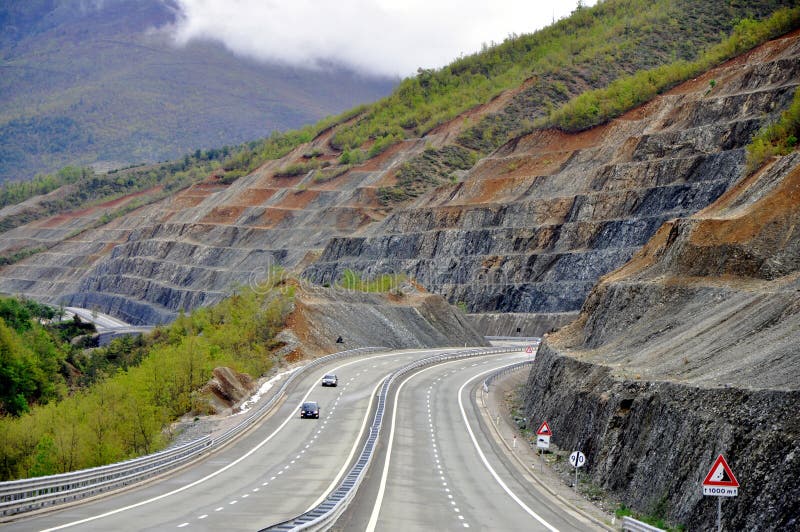 Strada principale albanese fotografia stock. Immagine di libertà - 63789980