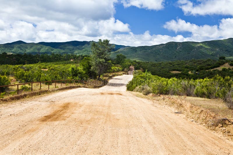 Collina Sulla Strada Con Il Segno Del Dosso Stradale Immagine Stock ...