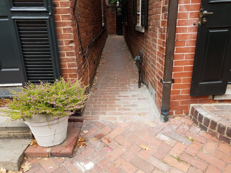 Strada Stretta Tra Due Case Di Mattoni Fotografia Stock - Immagine di ...