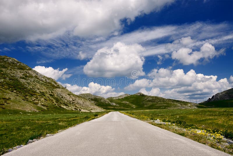 Strada sulla montagna fotografia stock. Immagine di nubi - 9701686