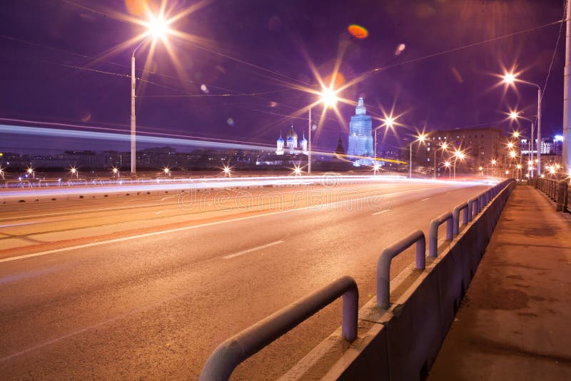 Strada Urbana Di Notte Della Città Immagine Stock - Immagine di sbalzi ...