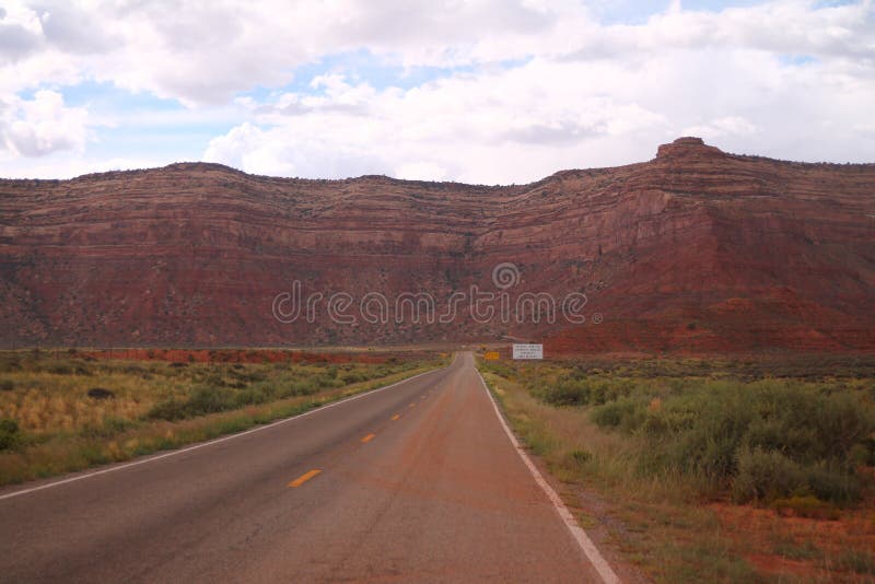 The Straight Road at the Beginning of the 10 Slope of the Moki Dugway ...