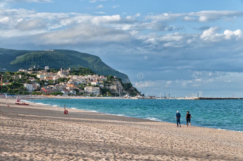 Strand an der Adriaküste redaktionelles foto. Bild von zeile - 36301381