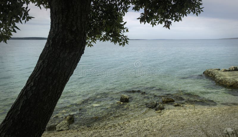Strand-Ansicht Mit Steinstrand Stockfoto - Bild von insel, ferien ...