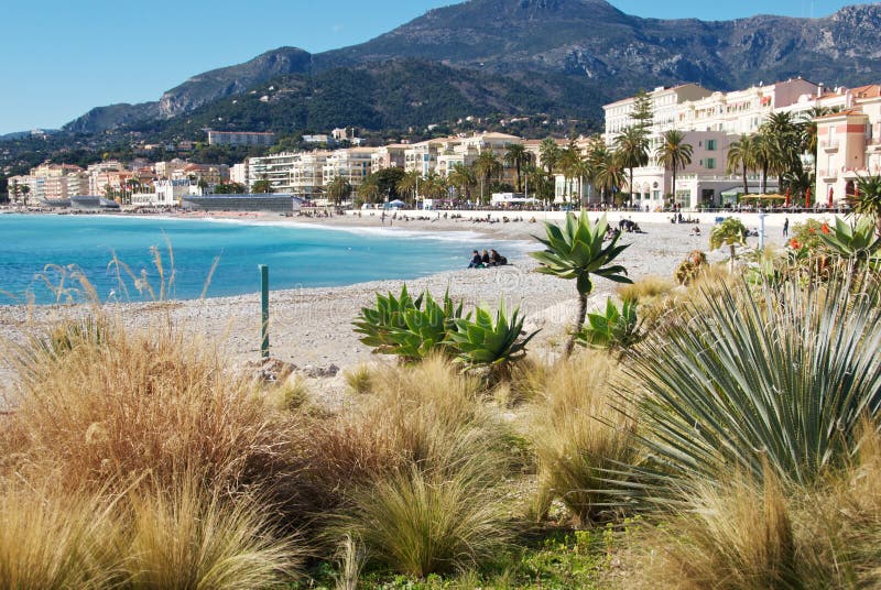 Der Strand von Menton stockfoto. Bild von ufer, architektur - 82891498