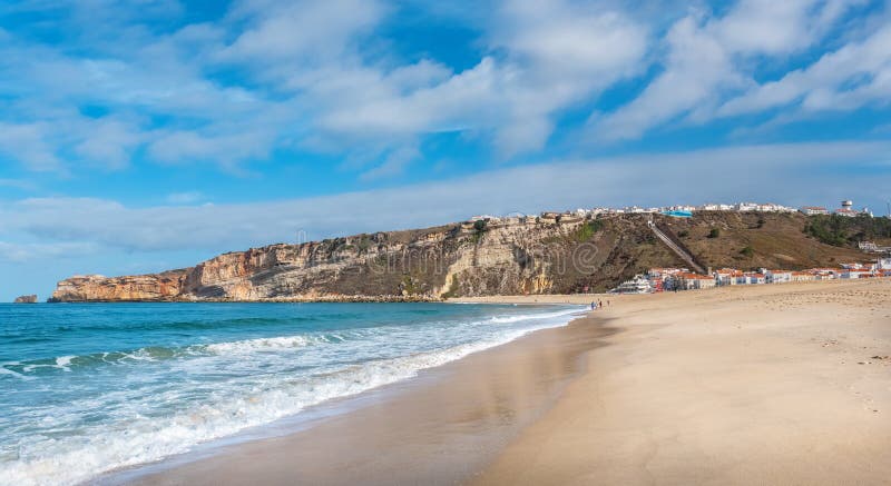 Strand in Nazare portugal stockbild. Bild von portugiesisch - 101616073