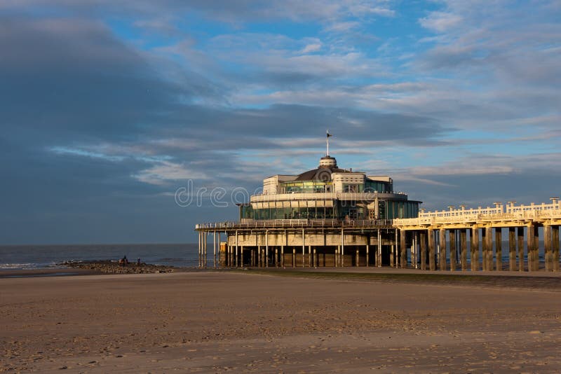 Strand in Blankenberge, Belgi? Stock Afbeelding - Image of donker, rots ...